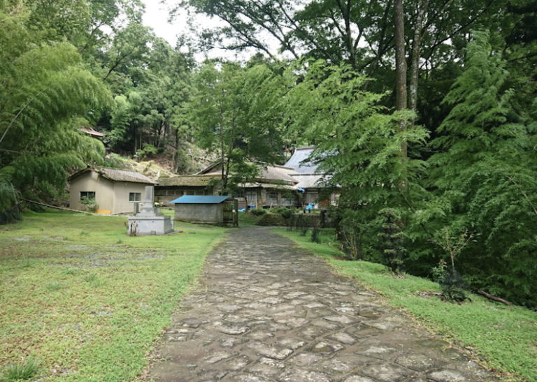 八代観光有名スポット「釈迦院御坂遊歩道」3333段の日本一の石段 | 金海山 大恩教寺 釈迦院